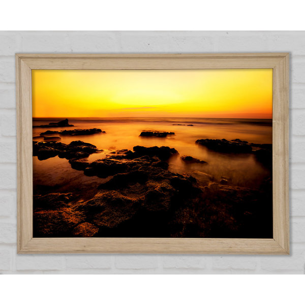 Haus am Meer Gelber Sonnenuntergang Felsen Gerahmter Druck | Wayfair.de